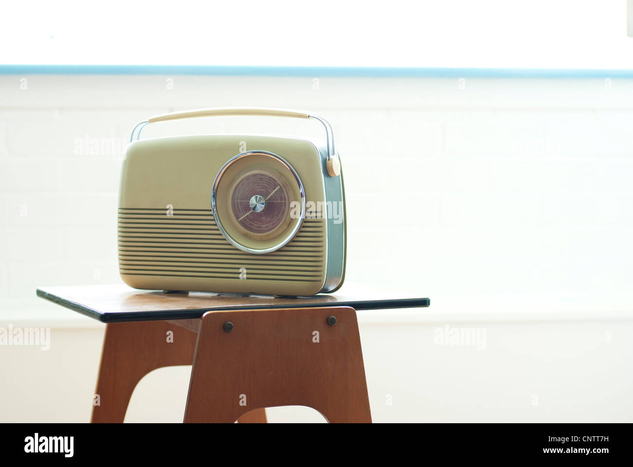 A vintage radio on a table Stock Photo - Alamy