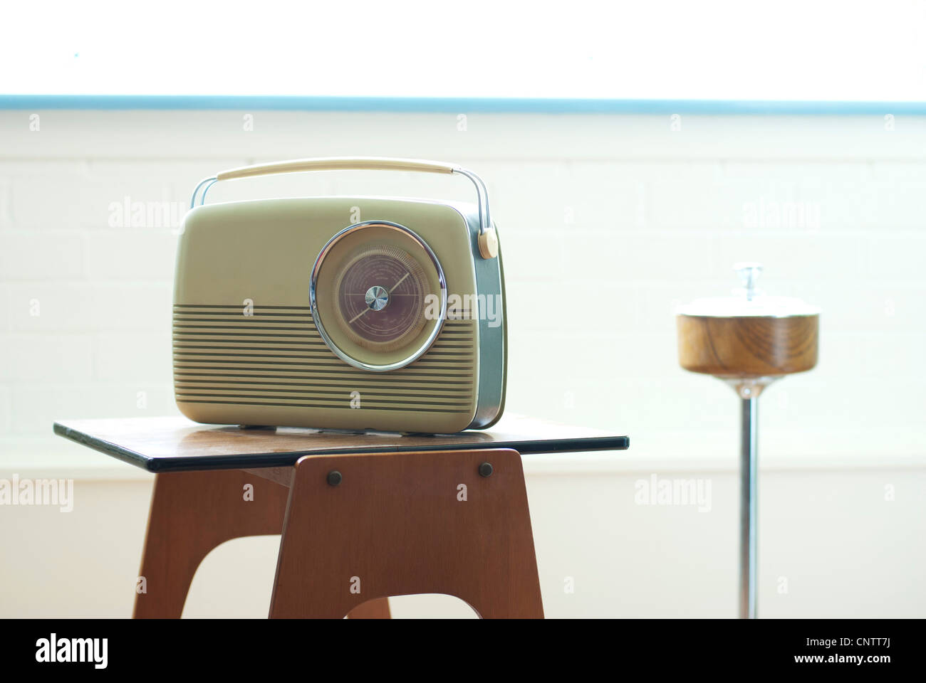 A vintage radio on a table Stock Photo - Alamy