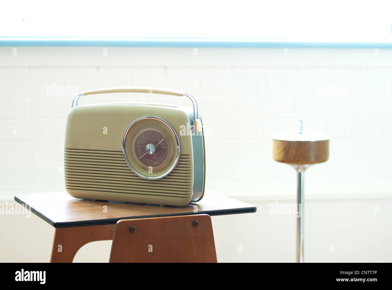 A vintage radio on a table Stock Photo - Alamy