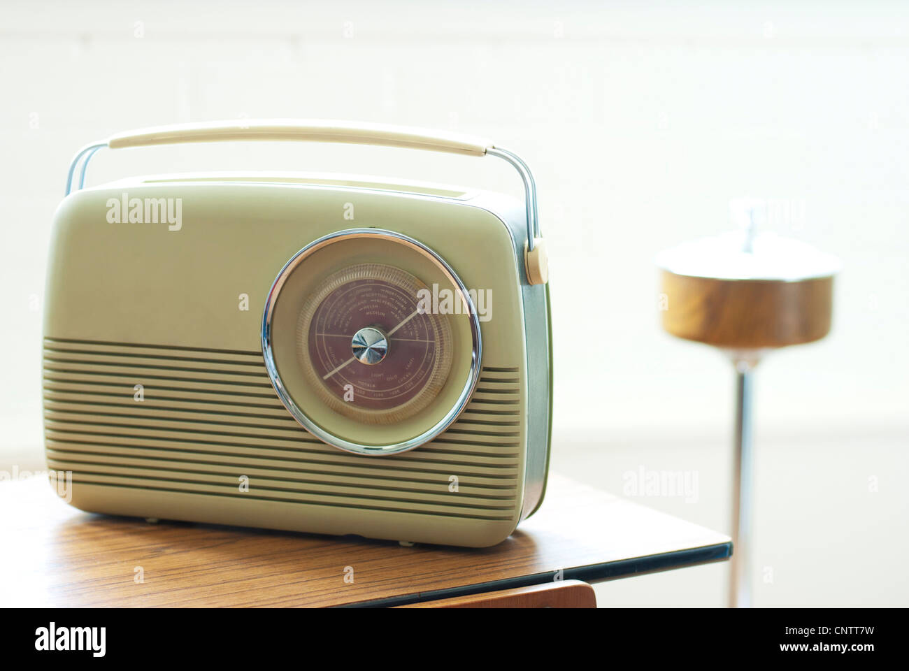 A vintage radio on a table Stock Photo - Alamy