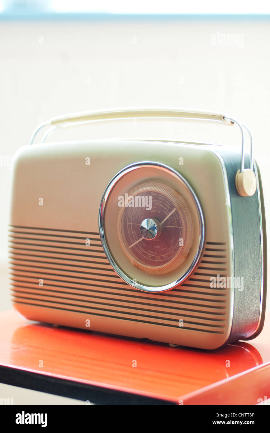 A vintage radio on a table Stock Photo - Alamy