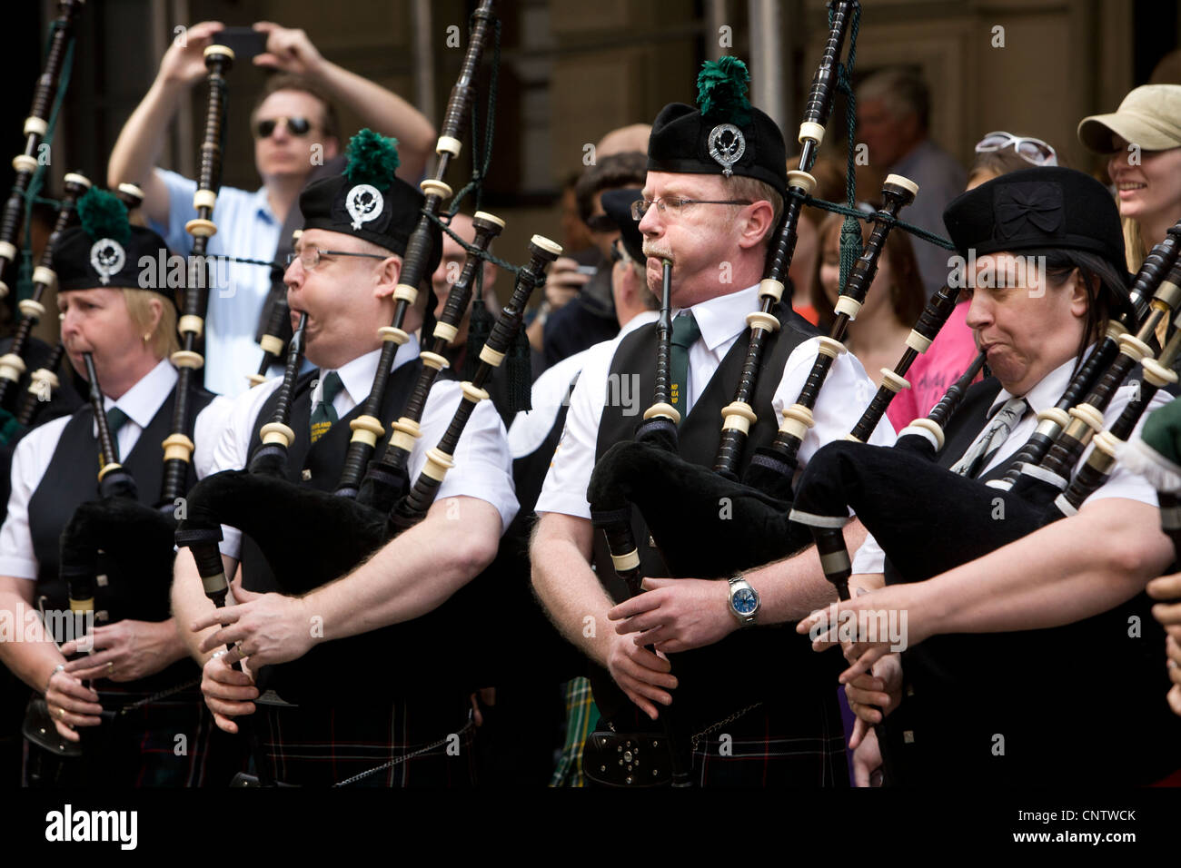 Bagpipe uniform hi-res stock photography and images - Alamy
