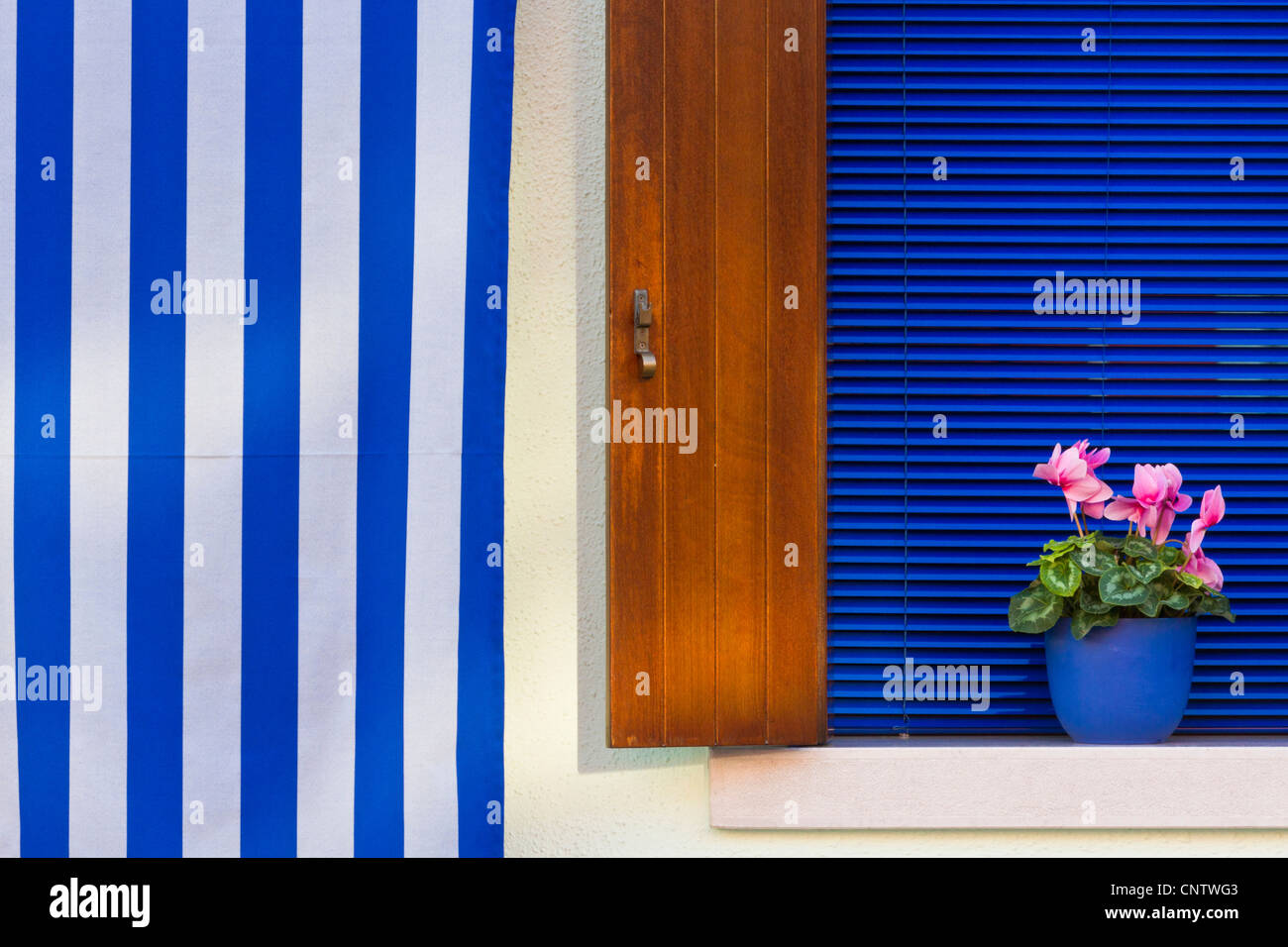 Contrast blinds hi-res stock photography and images - Alamy