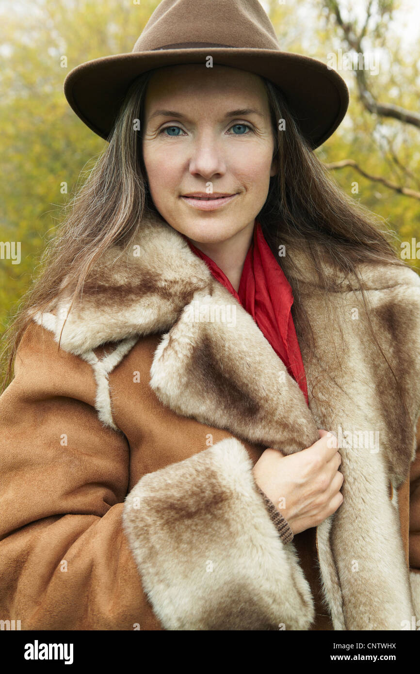 Older woman fur coat hi-res stock photography and images - Alamy