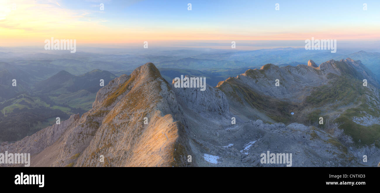Sunset sharp top mountain peaks hi-res stock photography and images - Alamy