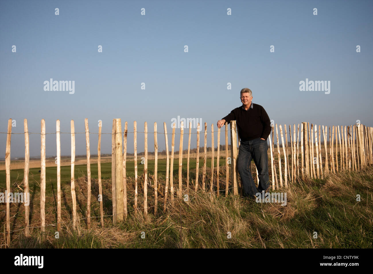 Man leaning against wooden fence hi-res stock photography and images ...