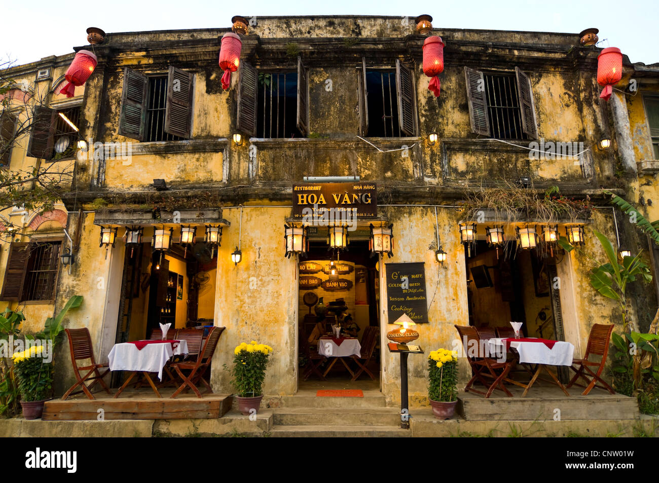 Beautiful japanese restaurant front hi-res stock photography and images ...