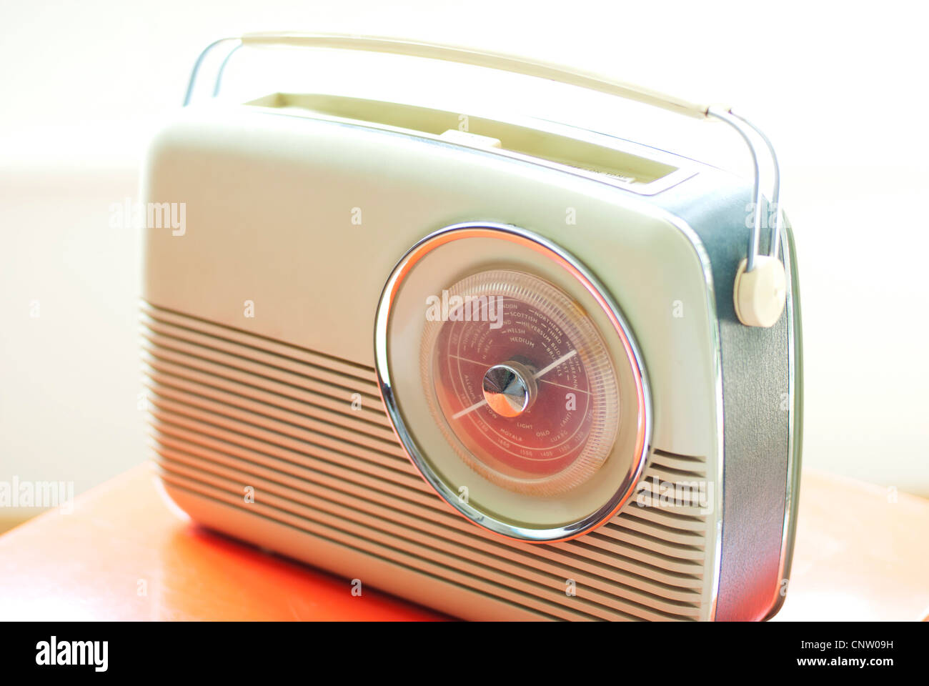 A vintage radio on a table Stock Photo - Alamy
