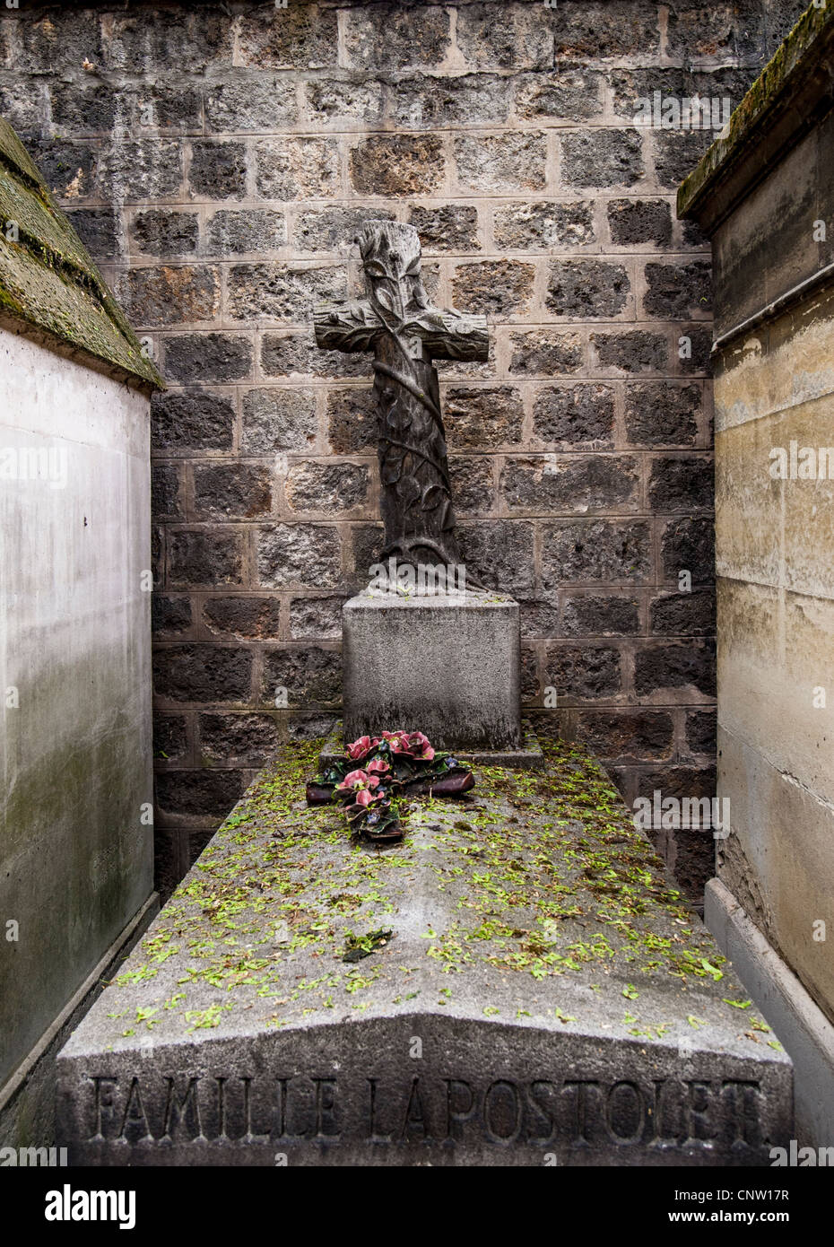 Paris cemetery montmartre hi-res stock photography and images - Alamy