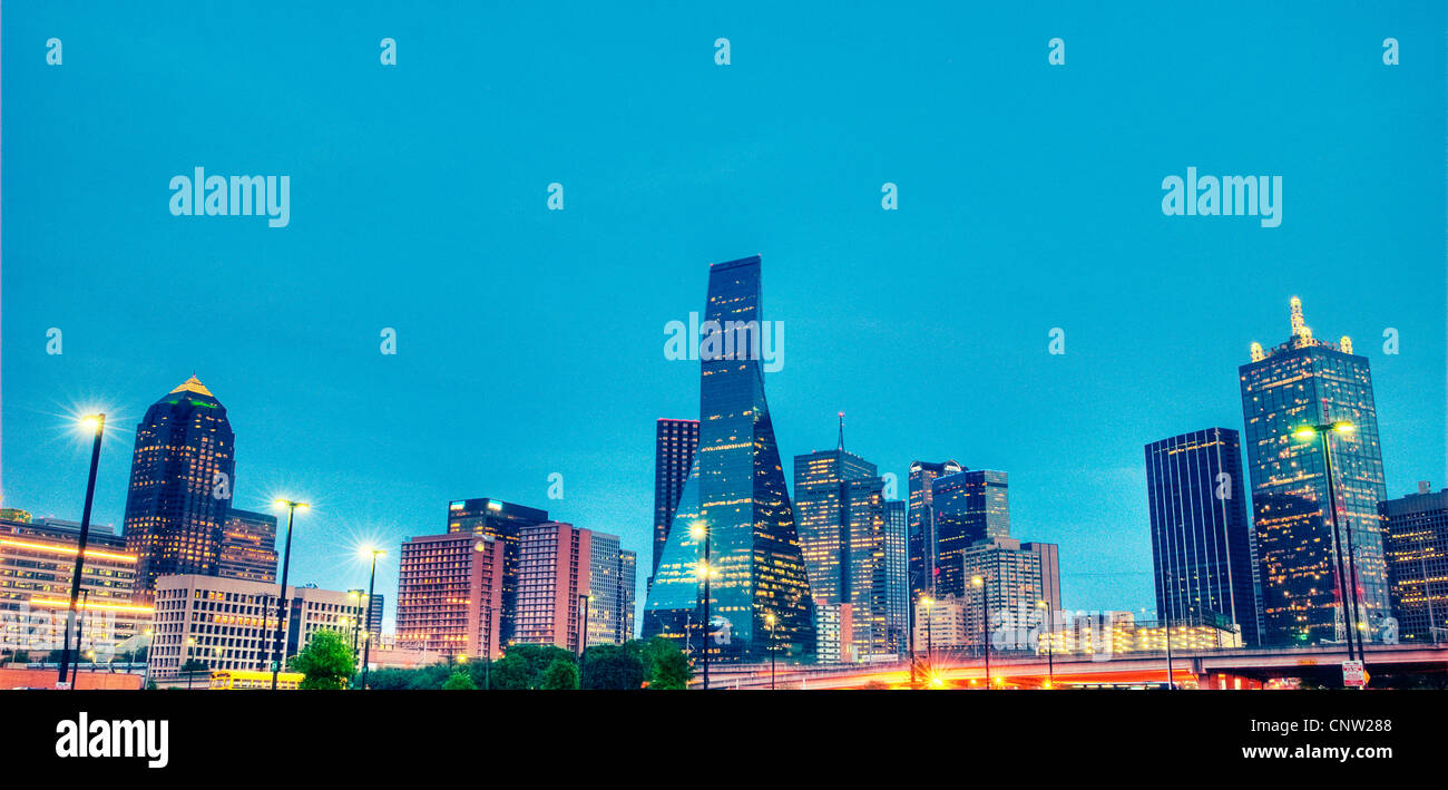 Dallas skyline at night hi-res stock photography and images - Alamy