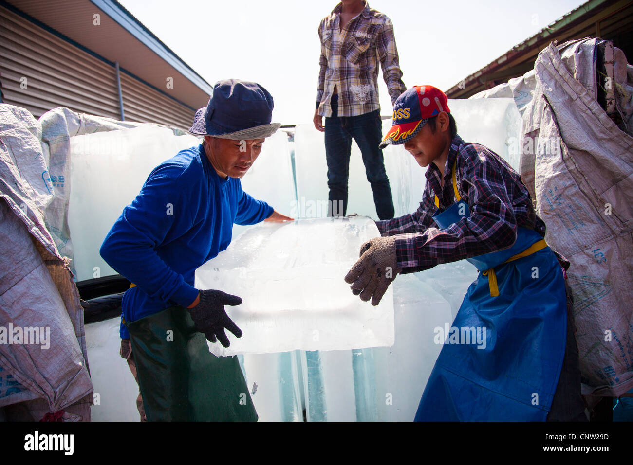 Ice delivery man hi-res stock photography and images - Alamy