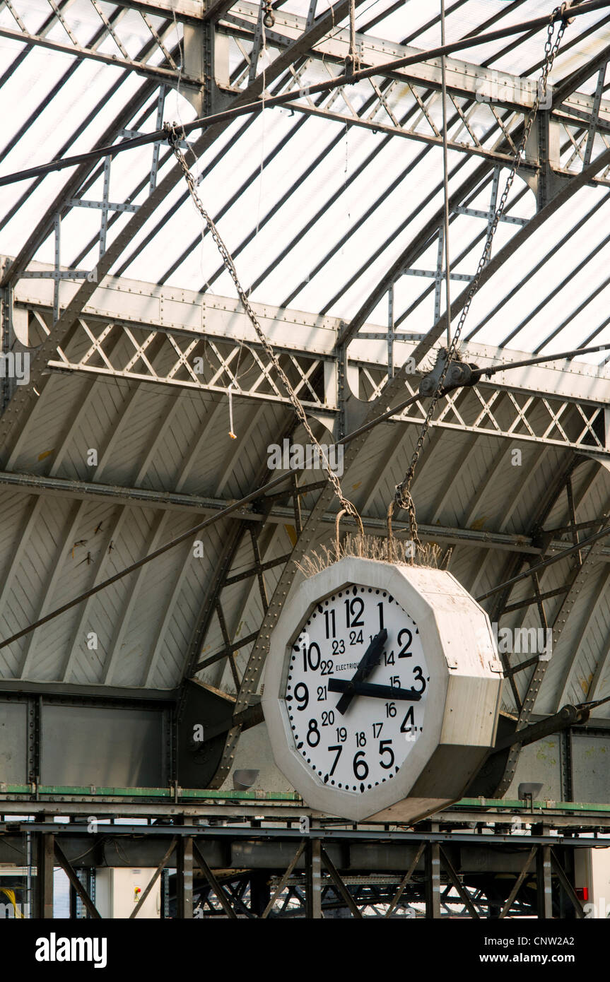 French Station Clock Stock Photos & French Station Clock Stock Images ...