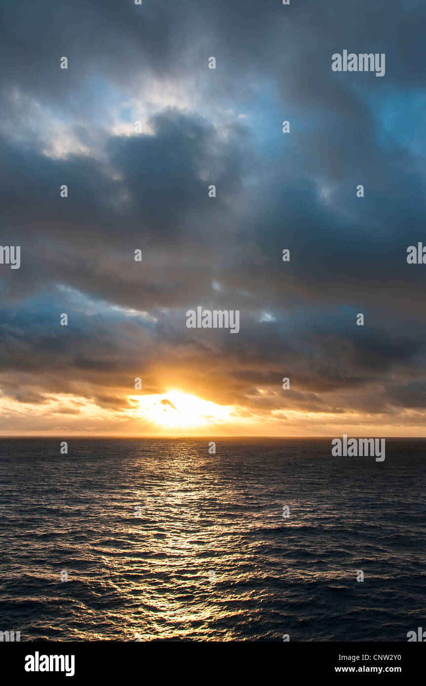 Sunset over the Ocean. Deep sea Stock Photo - Alamy