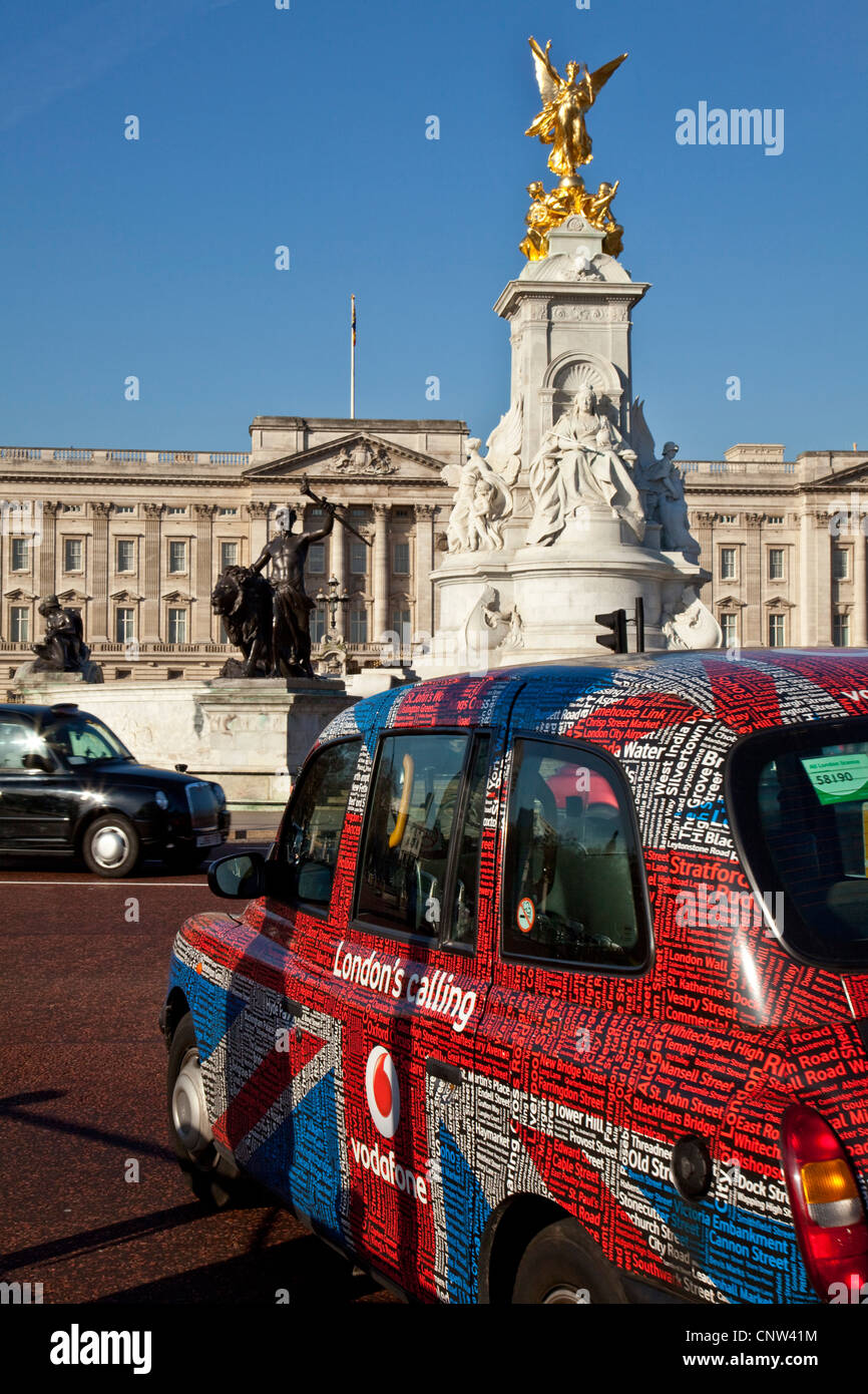 'Union Jack' taxi outside Buckingham Palace, London, England Stock ...