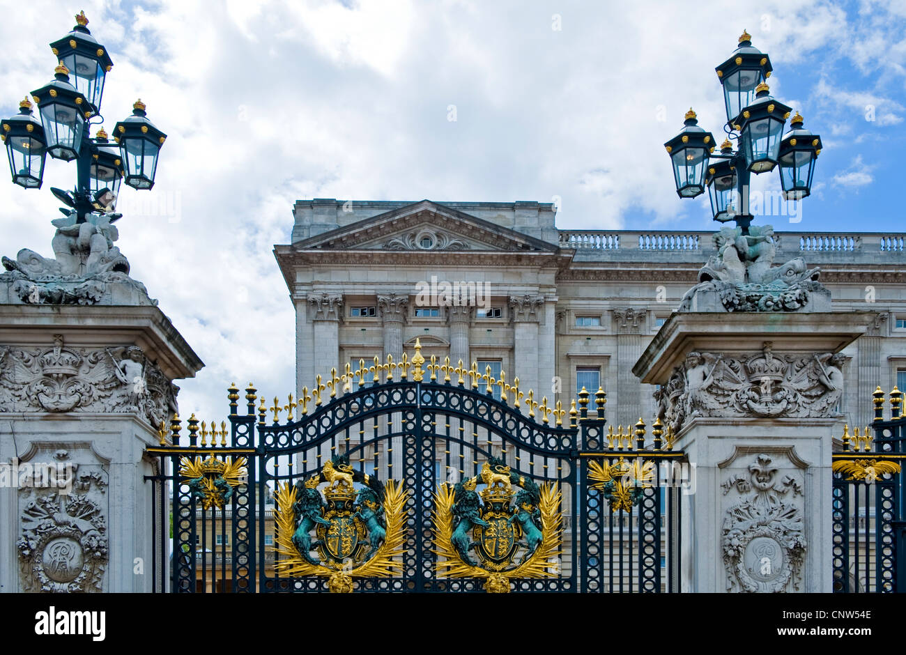 Europe England London, a gate of Buckingham palace Stock Photo - Alamy