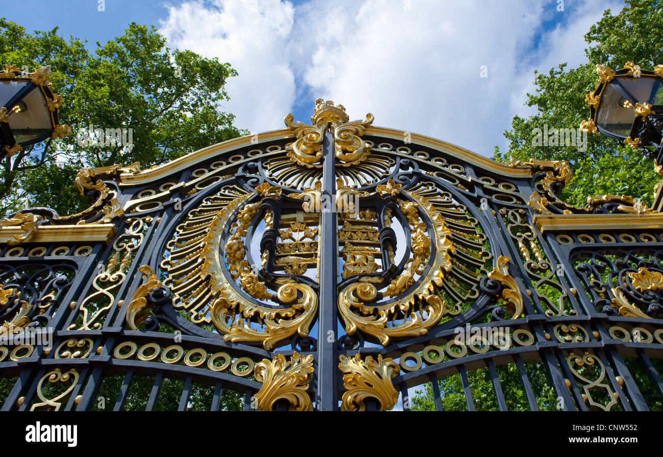 Europe England London, a gate of Buckingham palace Stock Photo - Alamy