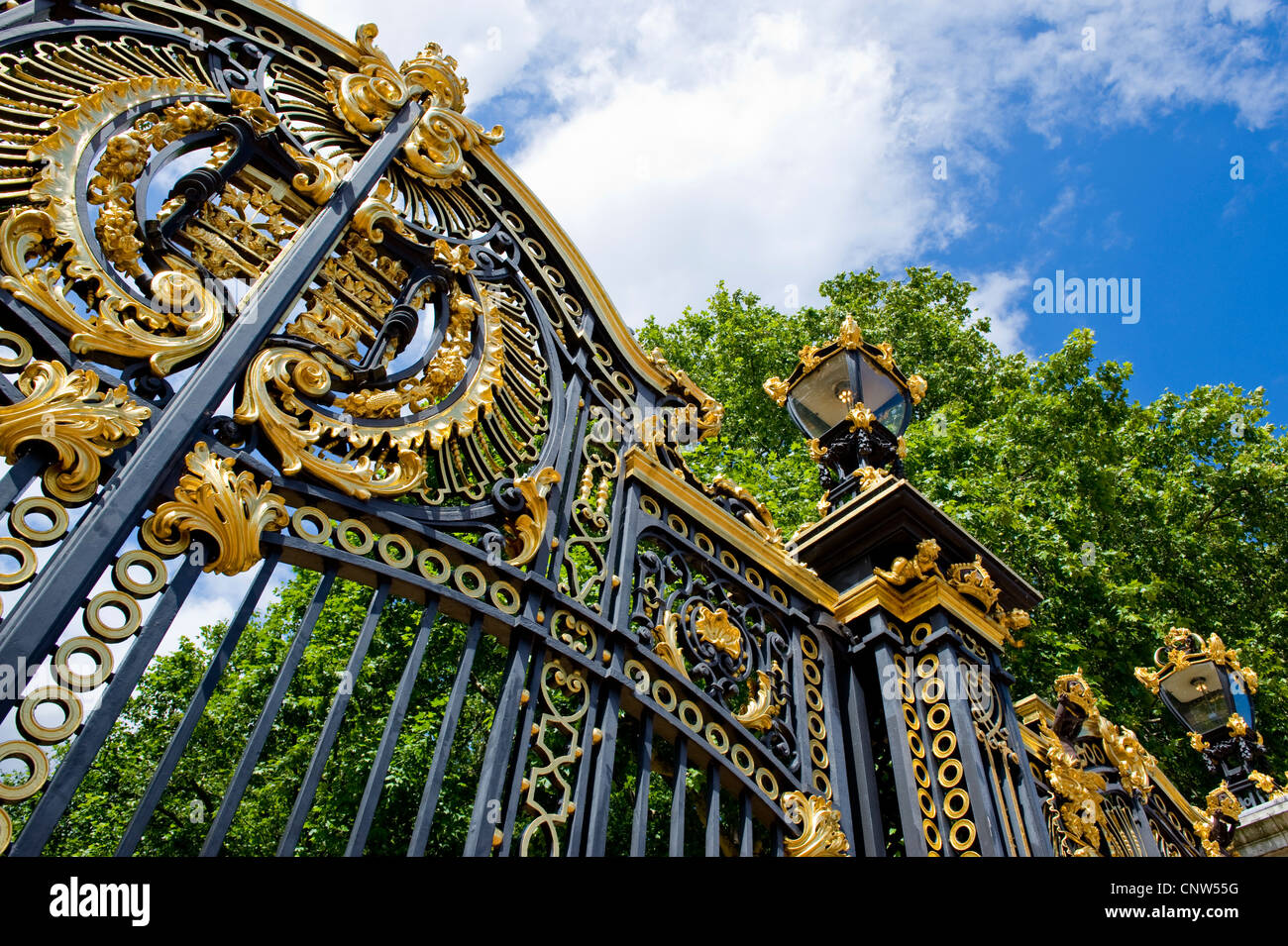 Europe England London, a gate of Buckingham palace Stock Photo - Alamy