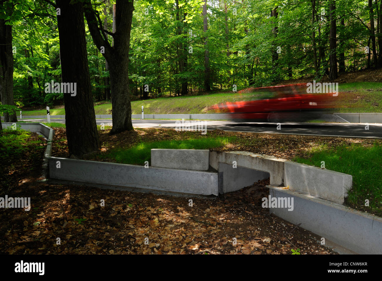 Toad fence hi-res stock photography and images - Alamy