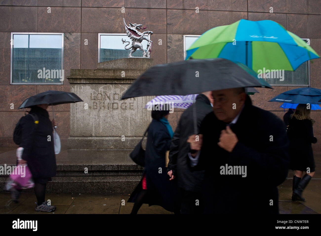 Wet weather london bridge commuters hi-res stock photography and images ...