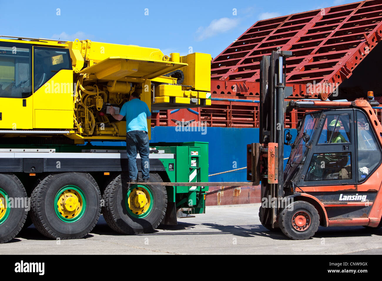 Mobile cranes hi-res stock photography and images - Alamy