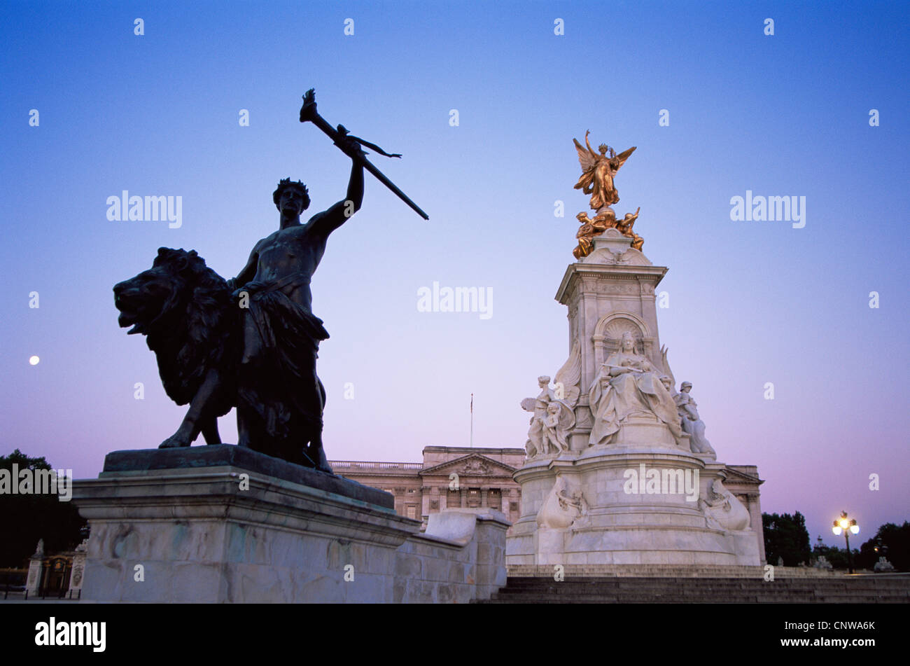 England, London, Buckingham Palace, Statue of Queen Victoria Stock ...