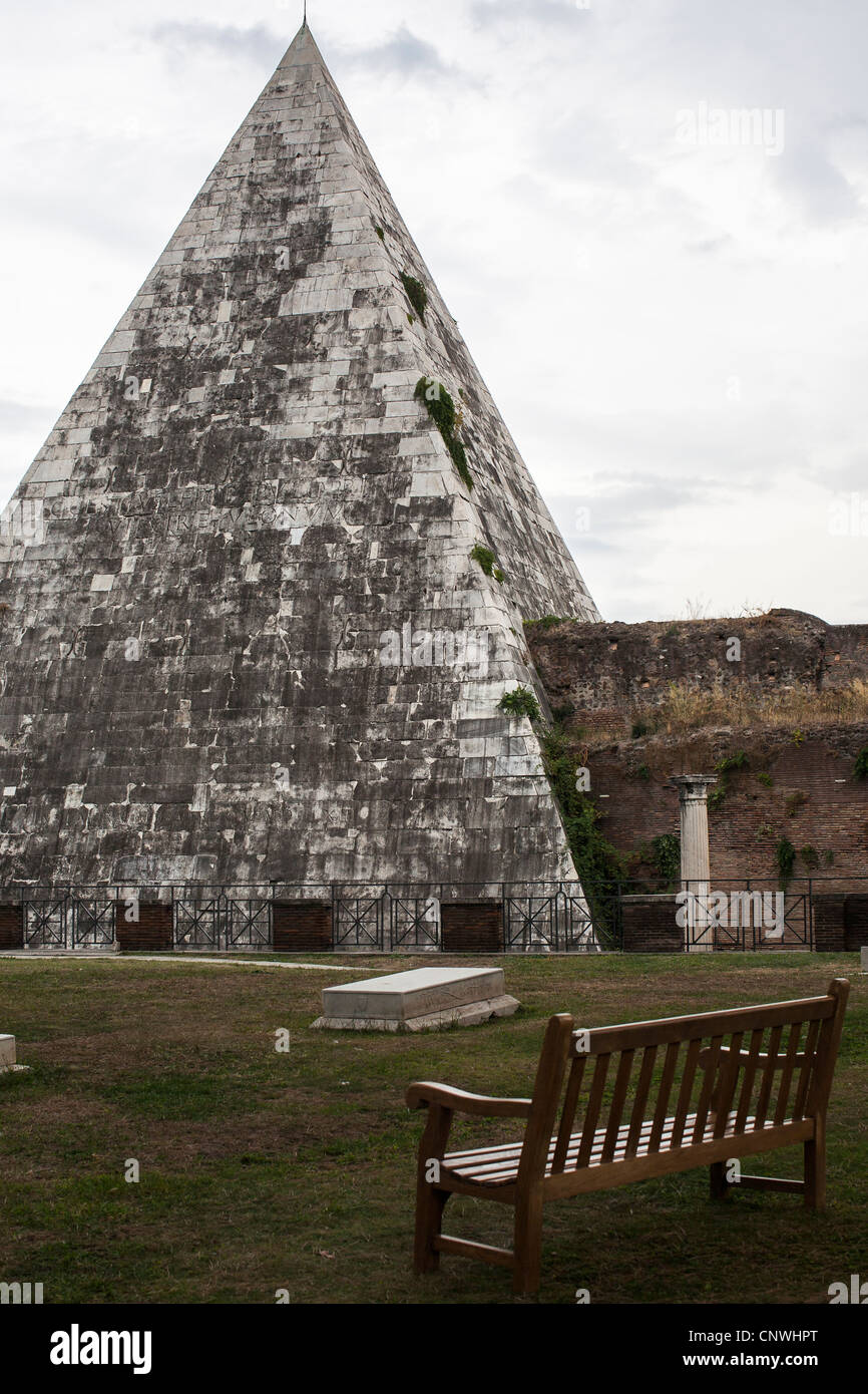 Pyramid of Cestius in Piazza della Piramide, Rome, Italy, Europe Stock ...