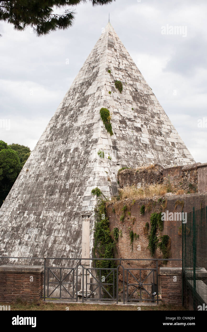 Piramide piramide hi-res stock photography and images - Alamy
