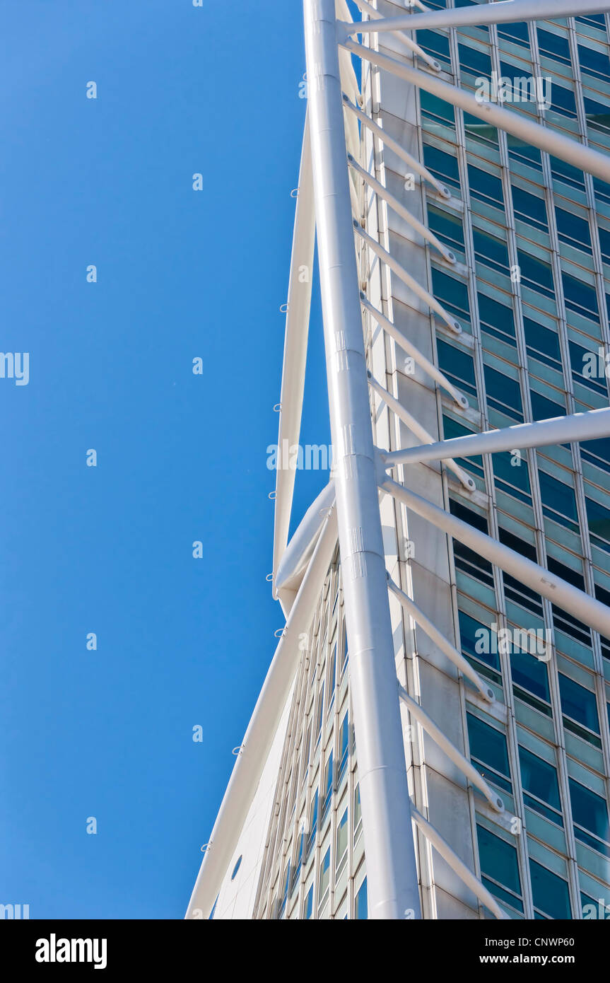 a view of the turning torso twisted tower block in malmo Stock Photo ...