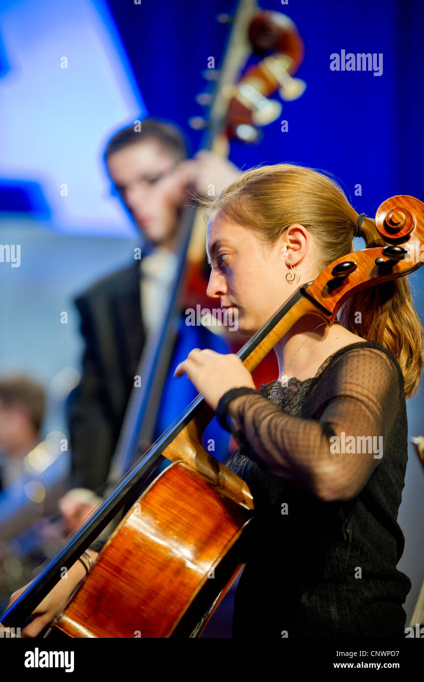 String orchestra hi-res stock photography and images - Alamy