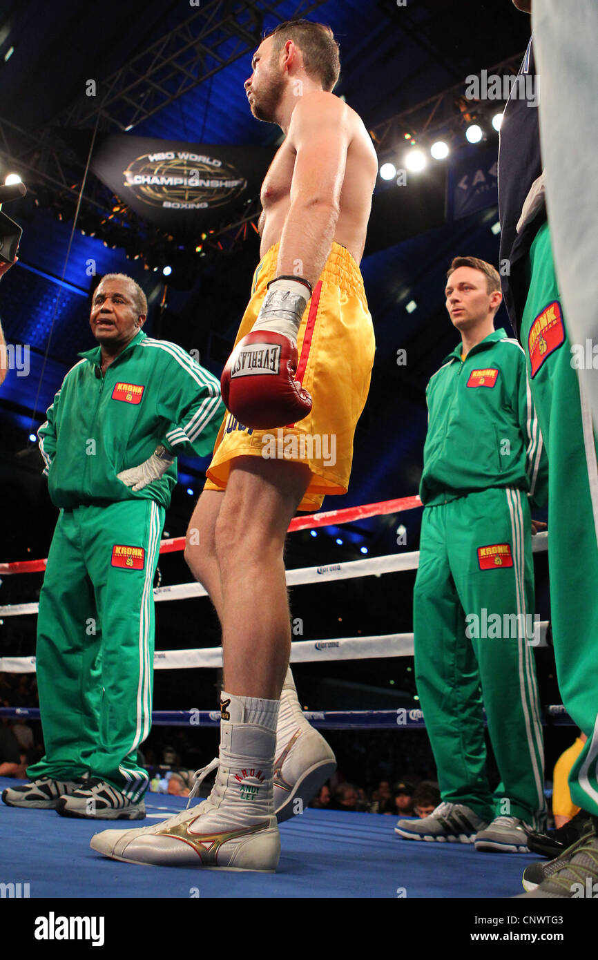 Andy Lee and Brian Vera trade punches at Boardwalk Hall in Atlantic ...
