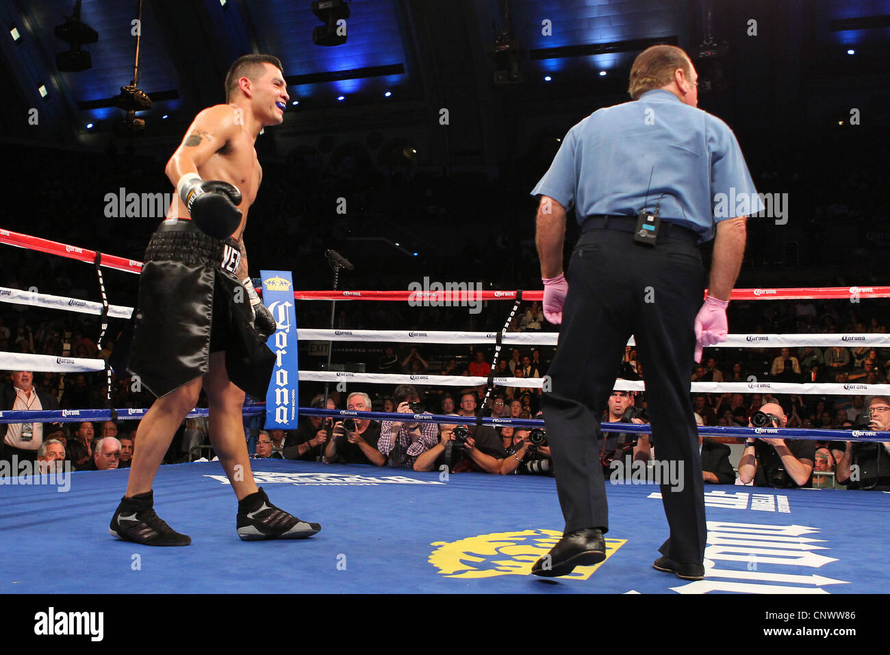 Andy Lee and Brian Vera trade punches at Boardwalk Hall in Atlantic ...