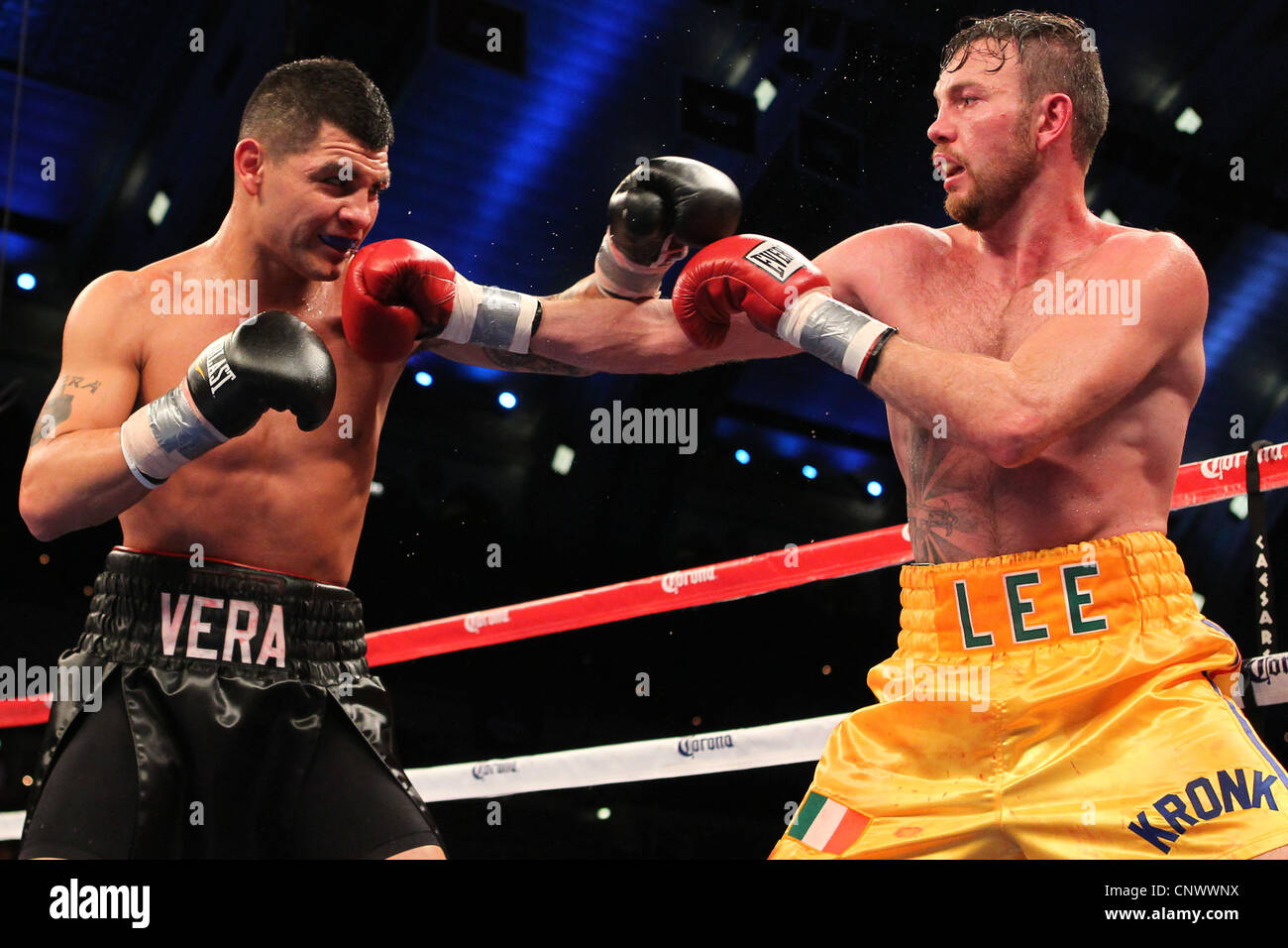 Andy Lee and Brian Vera trade punches at Boardwalk Hall in Atlantic City Stock Photo - Alamy