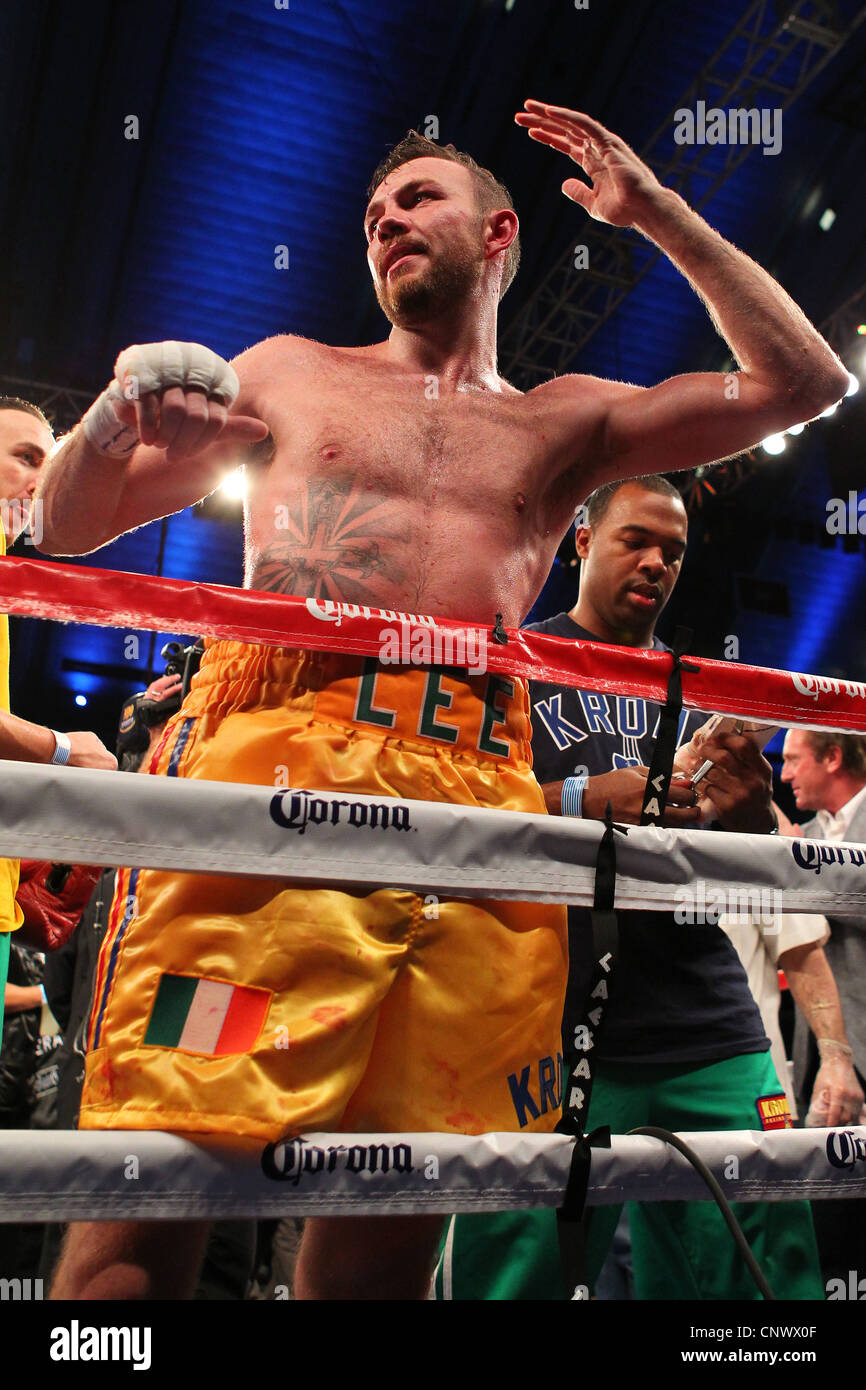 Andy Lee and Brian Vera trade punches at Boardwalk Hall in Atlantic ...