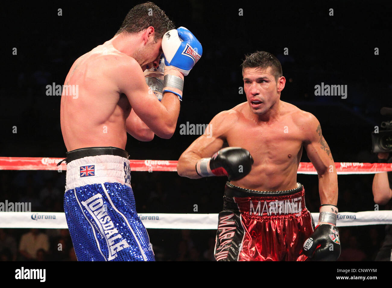 Sergio Martinez battles Darren Barker at Atlantic City's Boardwalk Hall ...