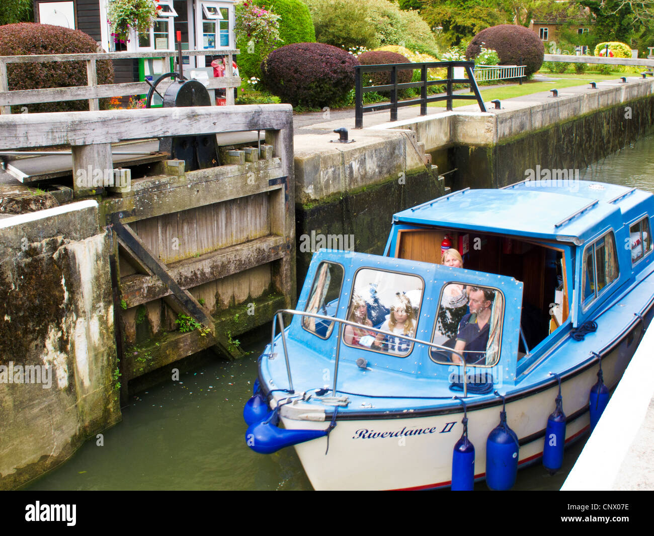 A motor cruiser passing through Buscot Lock, the smallest on the river ...