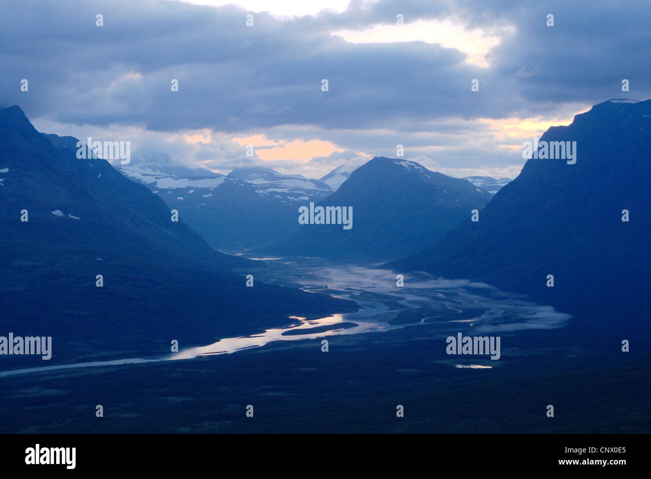 Rapa Valley in evening light, Sweden, Lapland, Sarek National Park ...