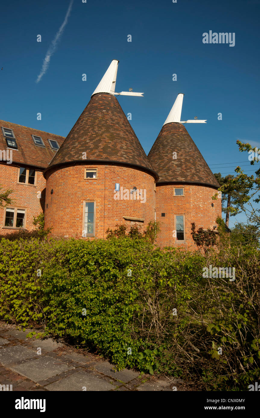 Oast house kent hi-res stock photography and images - Alamy