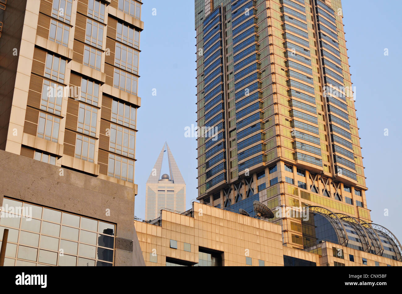 Modern hi rise office architecture hi-res stock photography and images ...