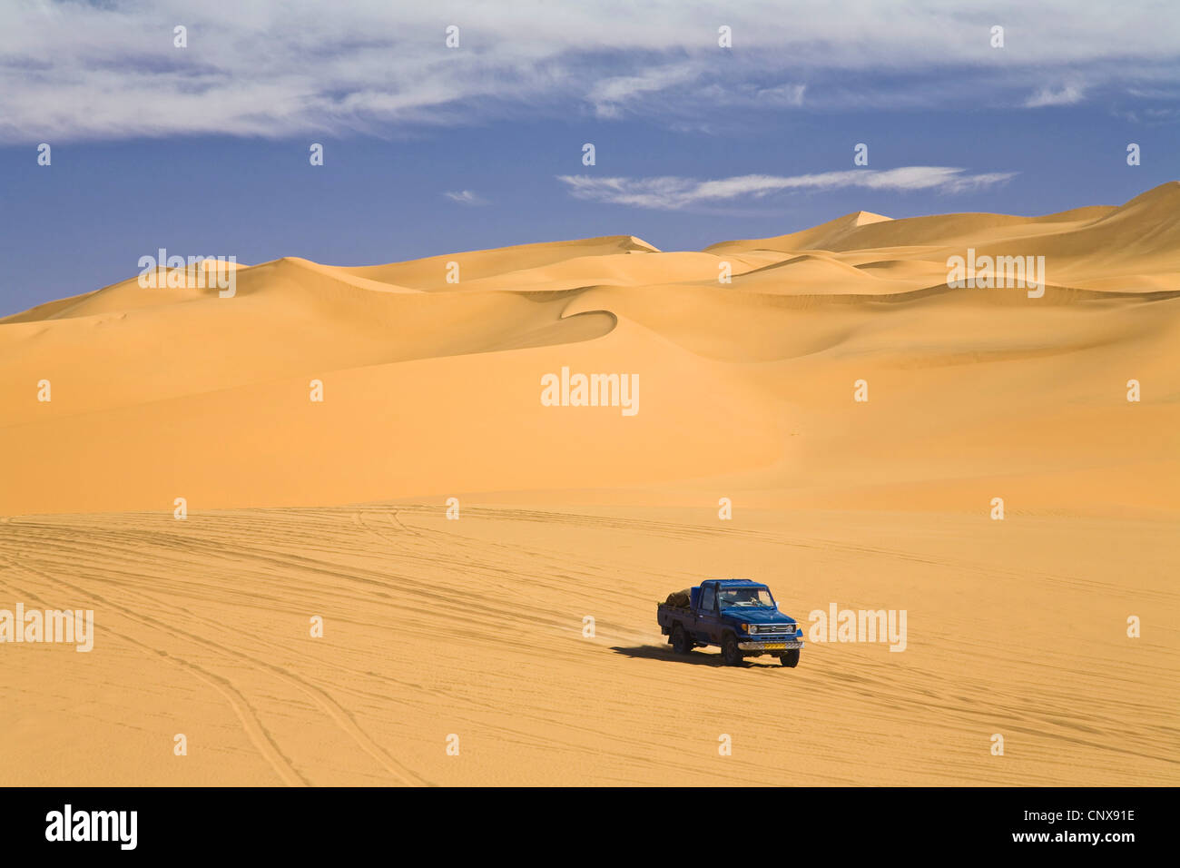 Car in libyan desert libya hi-res stock photography and images - Alamy