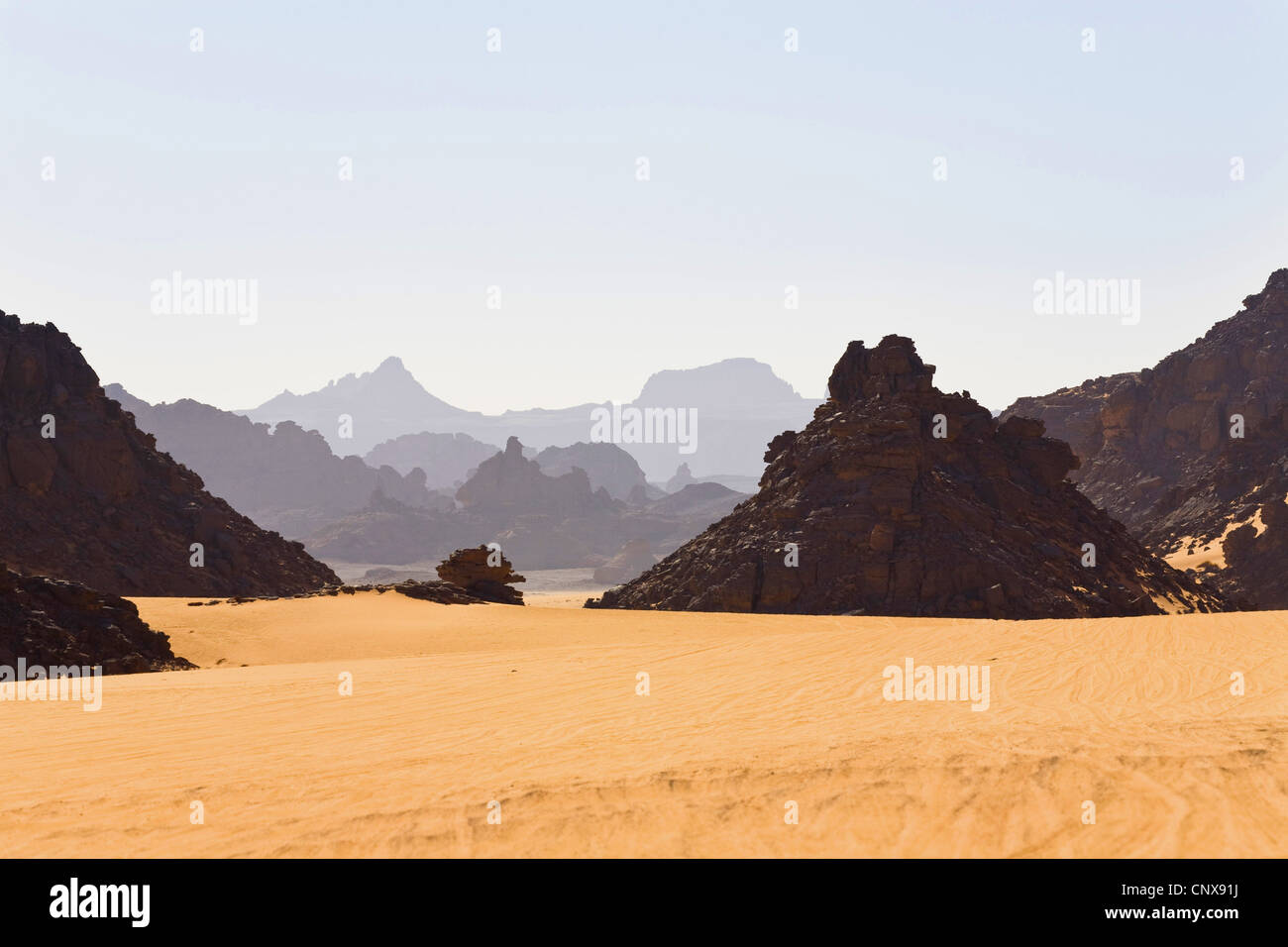 Mountain range tadrart acacus in the desert hi-res stock photography ...