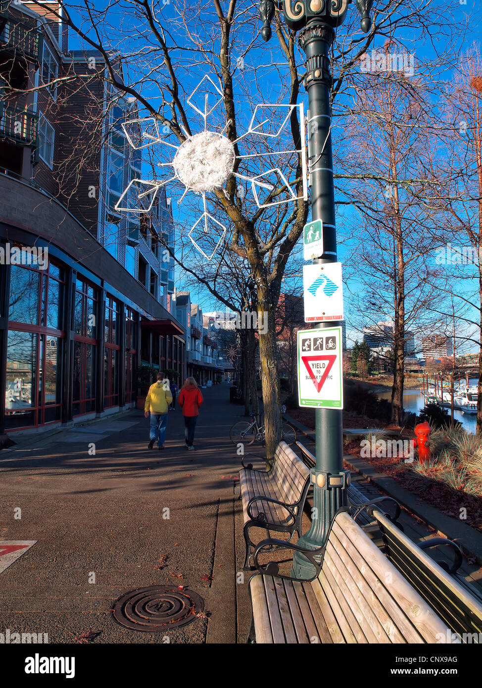 Portland oregon waterfront walking hi-res stock photography and images ...