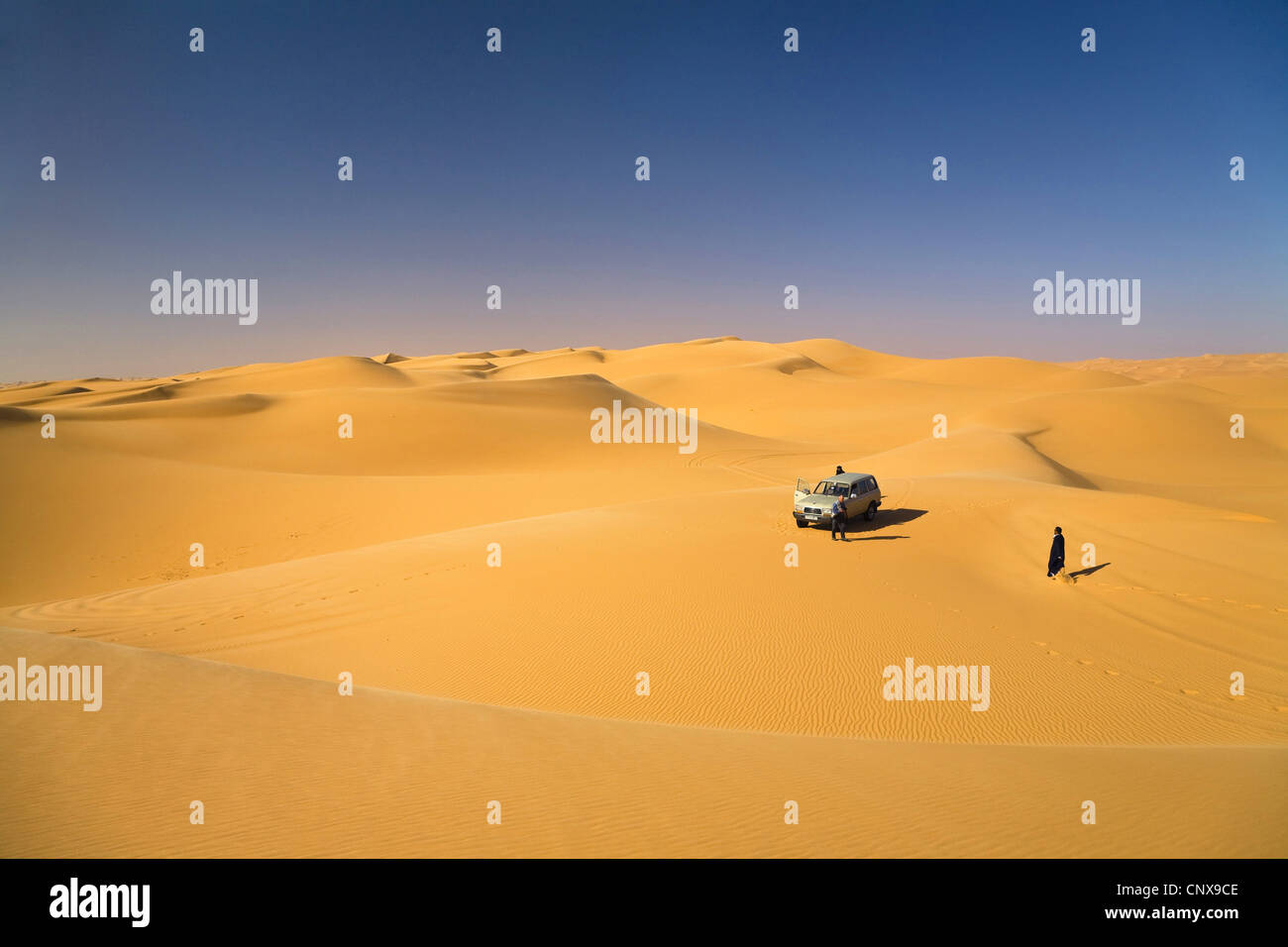 Car in libyan desert libya hi-res stock photography and images - Alamy