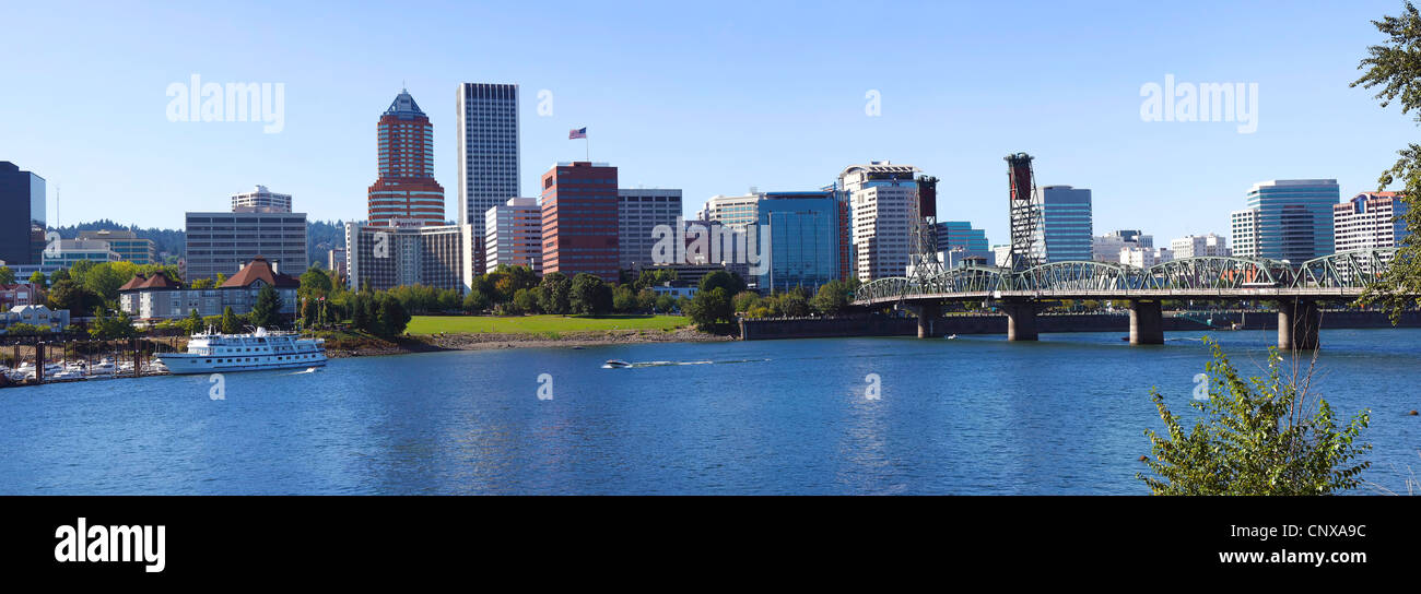Portland Oregon skyline panorama Stock Photo - Alamy
