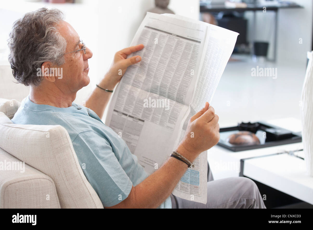 Man reading the newspaper hi-res stock photography and images - Alamy
