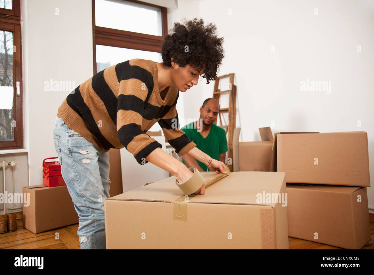 A man taping a moving box hi-res stock photography and images - Alamy