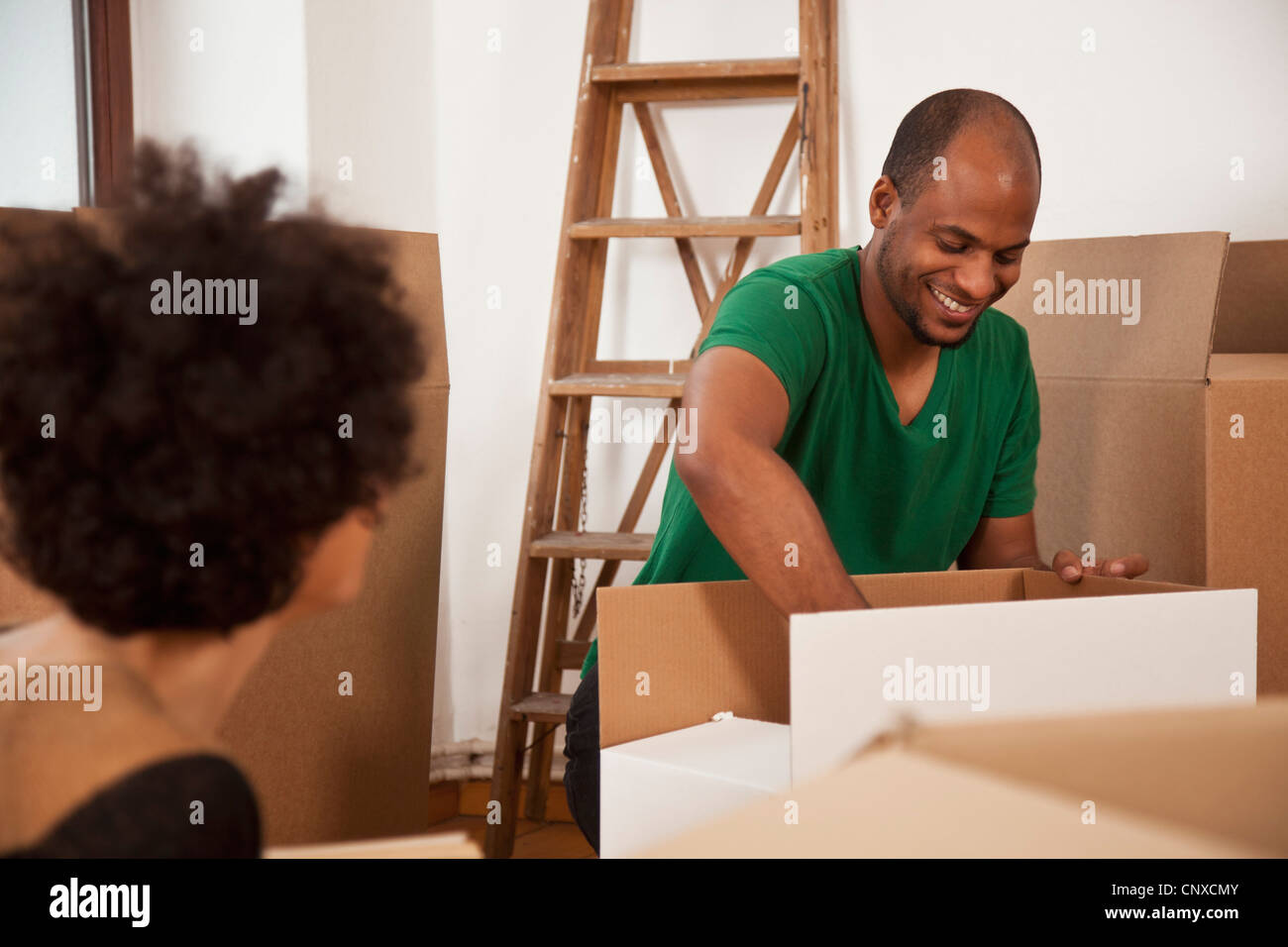 30 years male packing boxes hi-res stock photography and images - Alamy