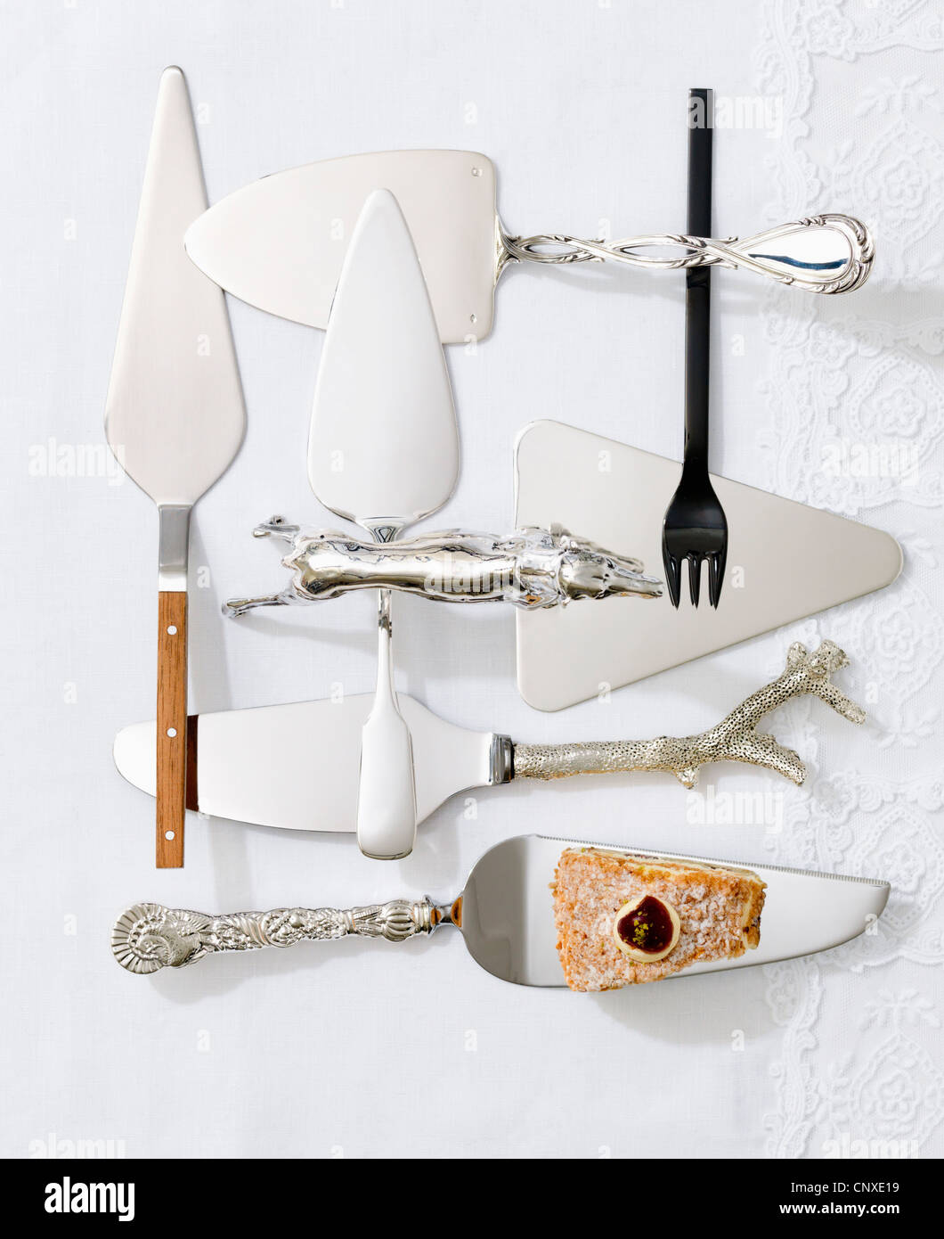 Various cake servers and a slice of cake Stock Photo - Alamy