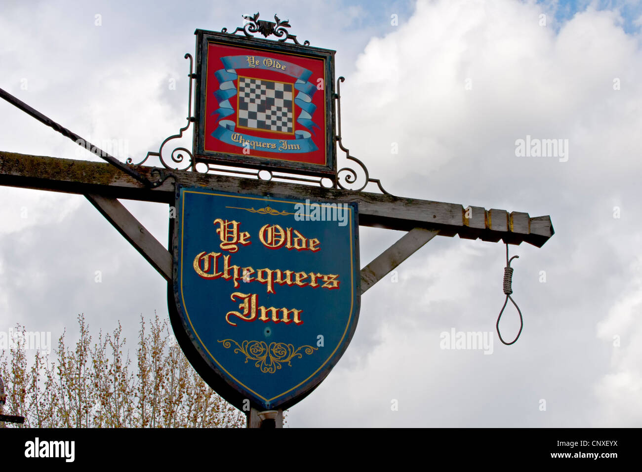 A hangman's noose on a pub sign. Chequers Inn, Tonbridge, Kent UK Stock ...