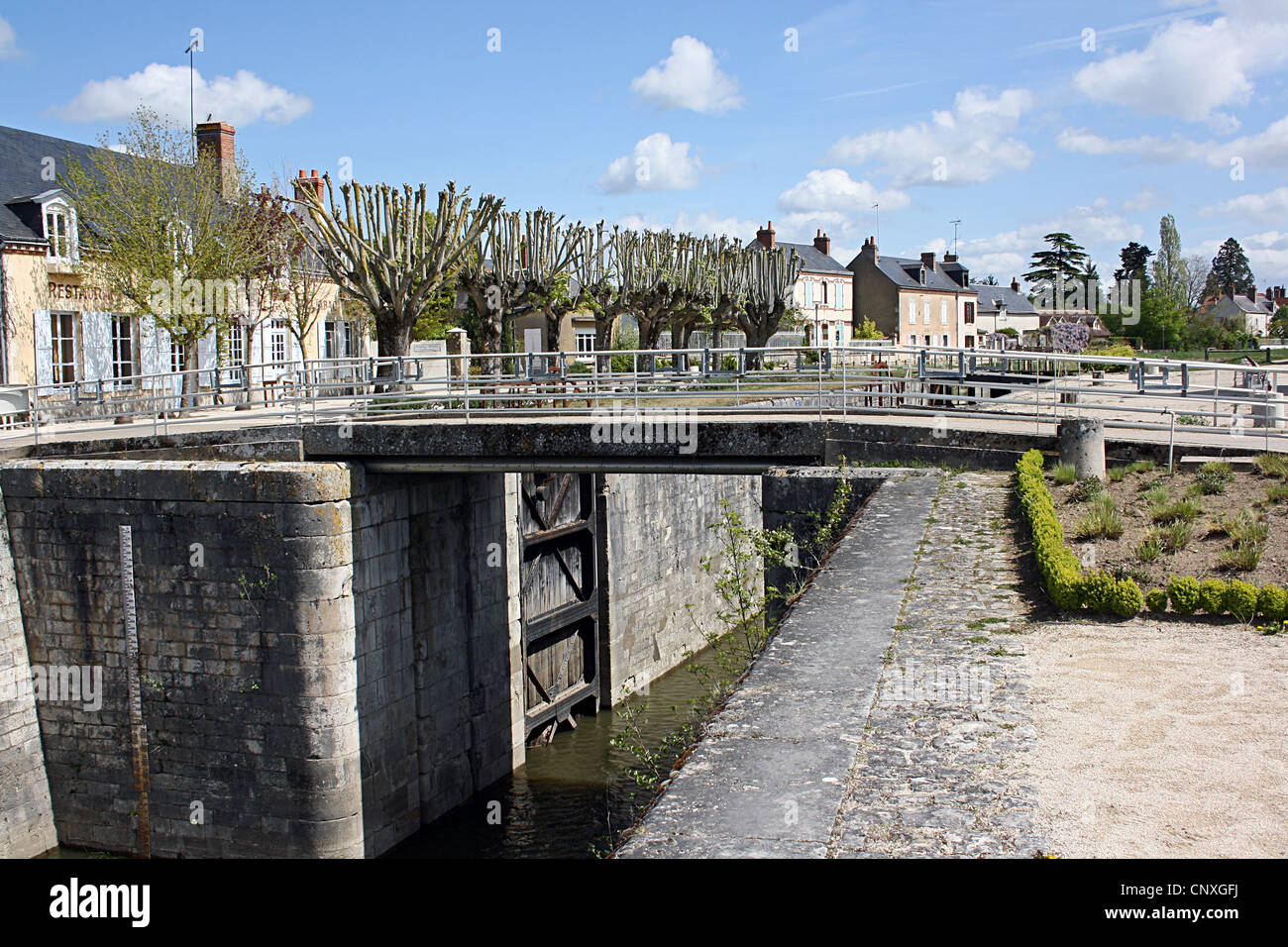 Combleux, lock & bridge, canal d'Orléans, France Stock Photo - Alamy