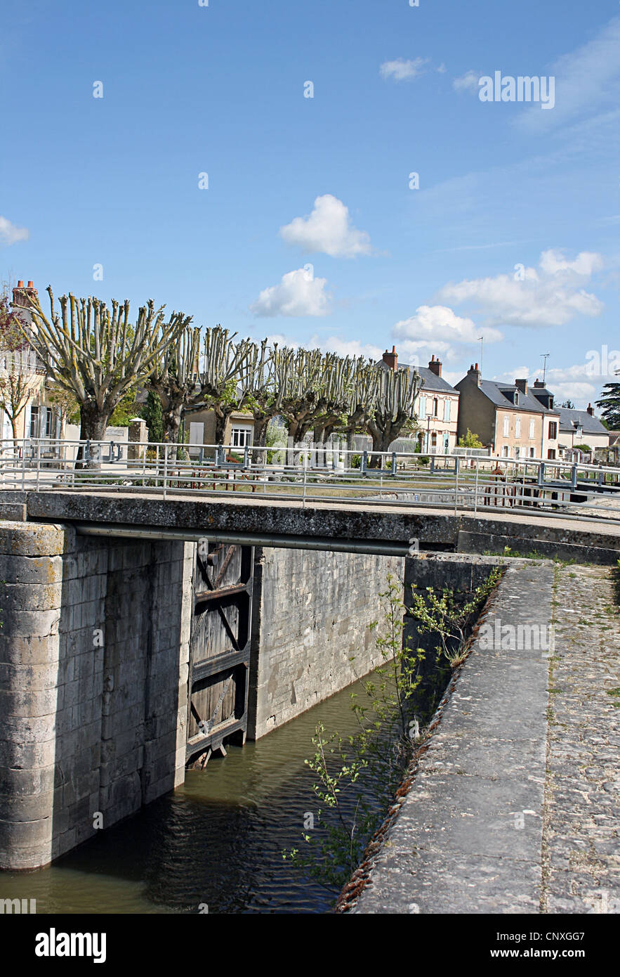 Combleux, lock & bridge, canal d'Orléans, France Stock Photo - Alamy